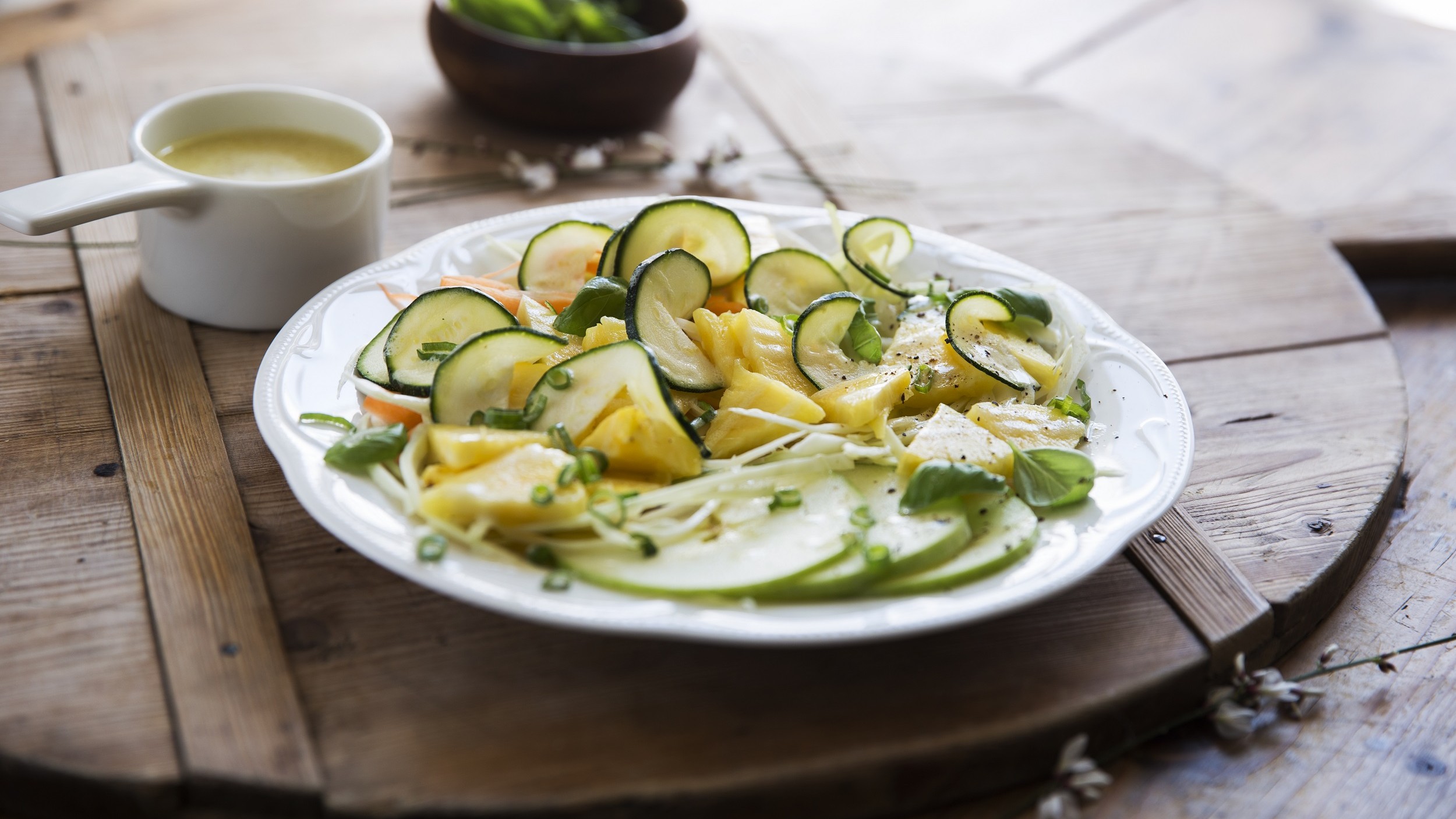 Salade de saison et sa vinaigrette gourmande au yaourt - Huile O'citron ...